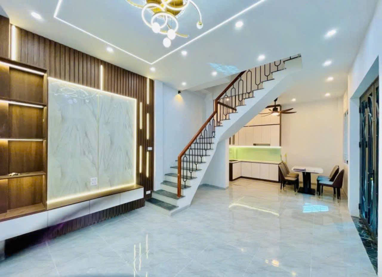 Nhà phố mặt tiền rộng rãi, cách 30m đến đường lớn - 6 phòng ngủ, tất cả đều có ban công và nở hậu.