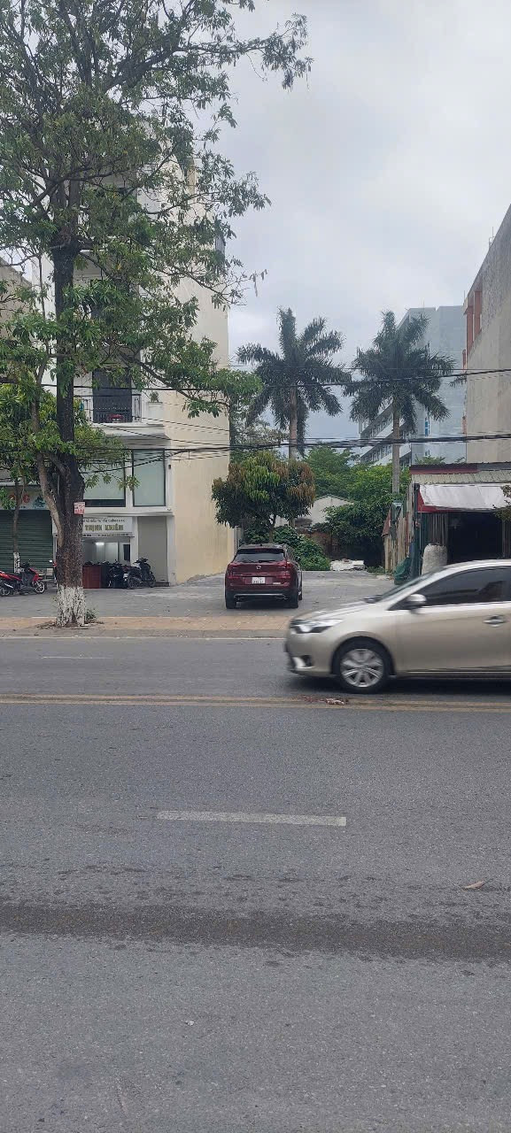 Vỉa hè siêu rộng. Đường lớn. Đối diện trường cao đẳng, có khoảng không ...