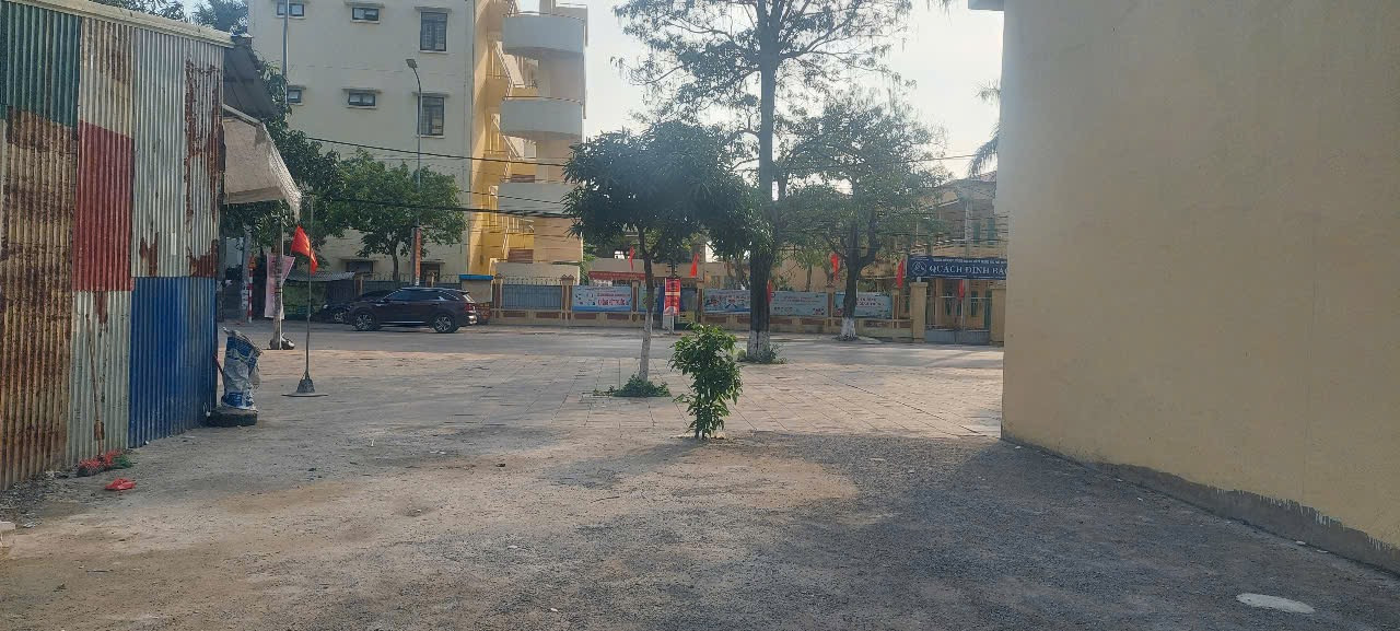 Vỉa hè siêu rộng. Đường lớn. Đối diện trường cao đẳng, có khoảng không ...