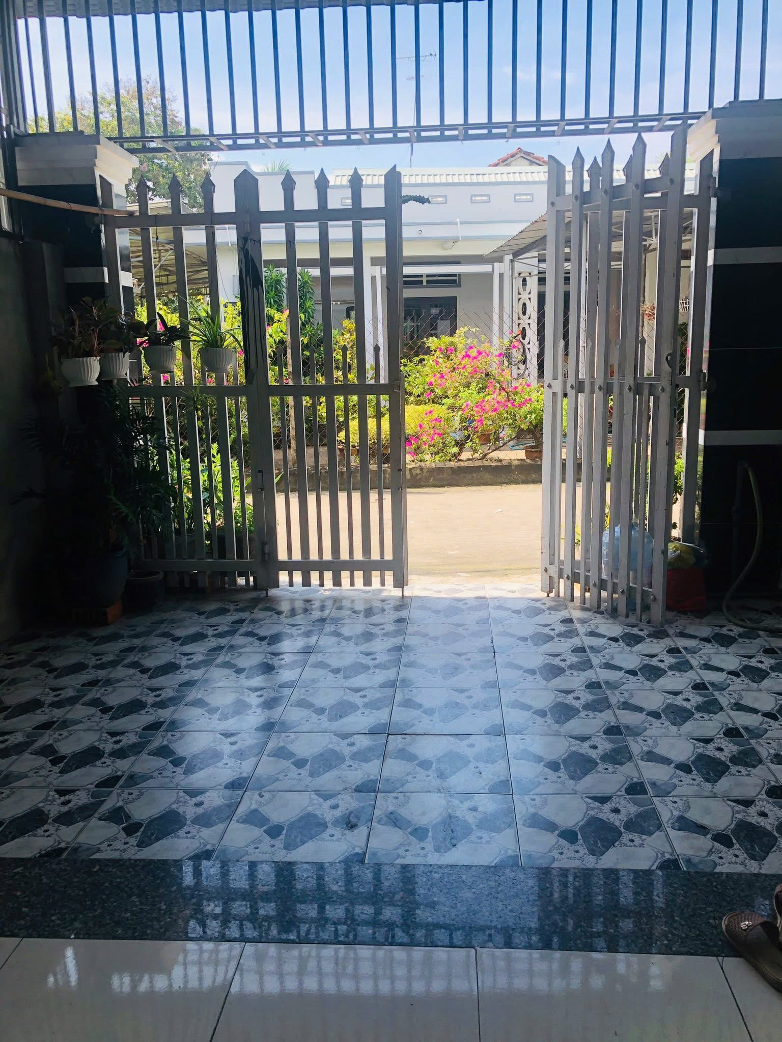 Nhà cấp 4 có gác lững Hiệp An cũ (phường Chánh Hiệp-TP.HCM) đường oto ...