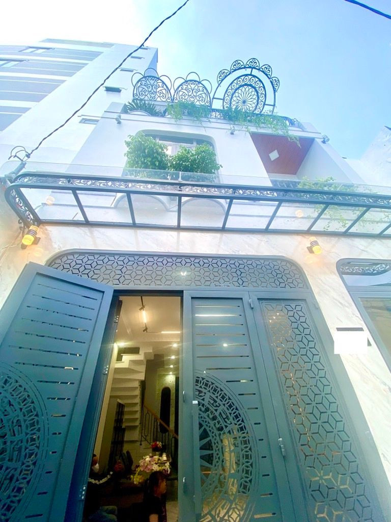 Nhà mới gấp bán, sổ hồng riêng, 3 tầng, gần siêu thị, chợ, trường học