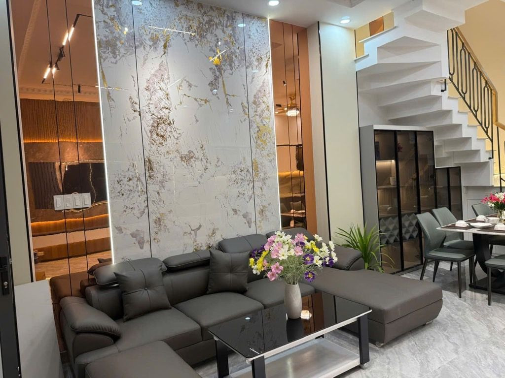 Nhà mới gấp bán, sổ hồng riêng, 3 tầng, gần siêu thị, chợ, trường học