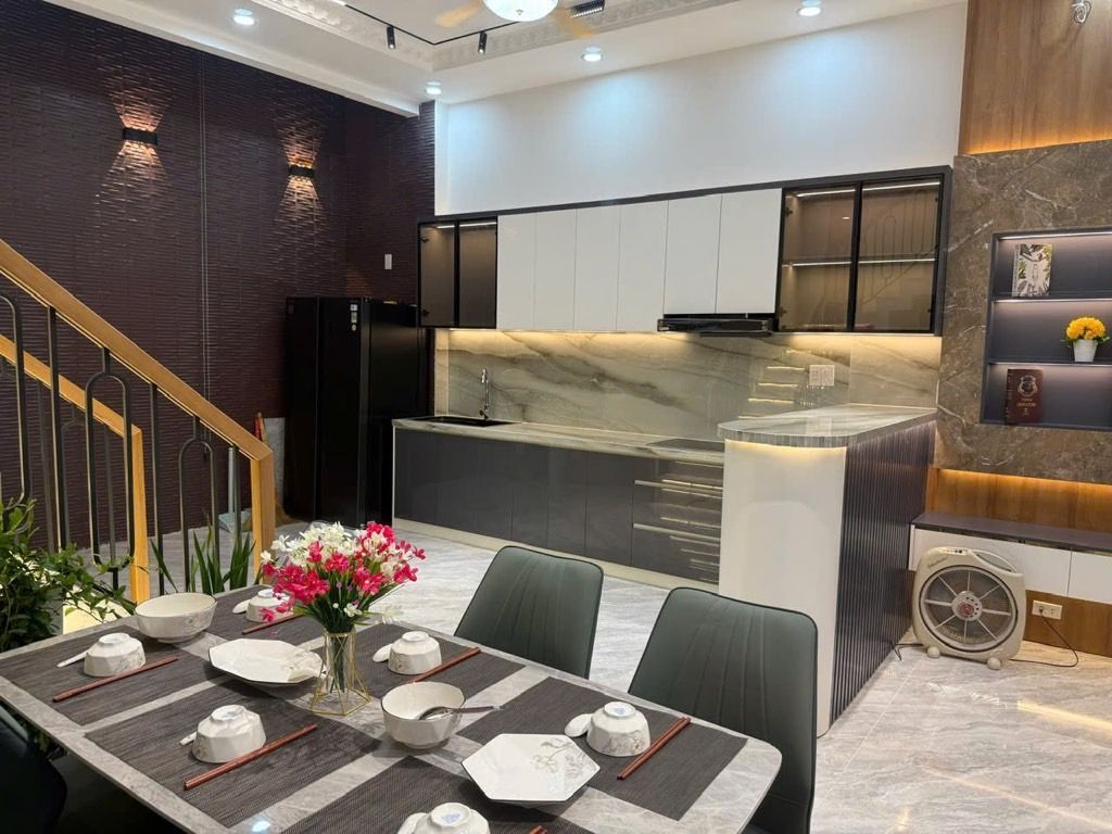 Nhà mới gấp bán, sổ hồng riêng, 3 tầng, gần siêu thị, chợ, trường học