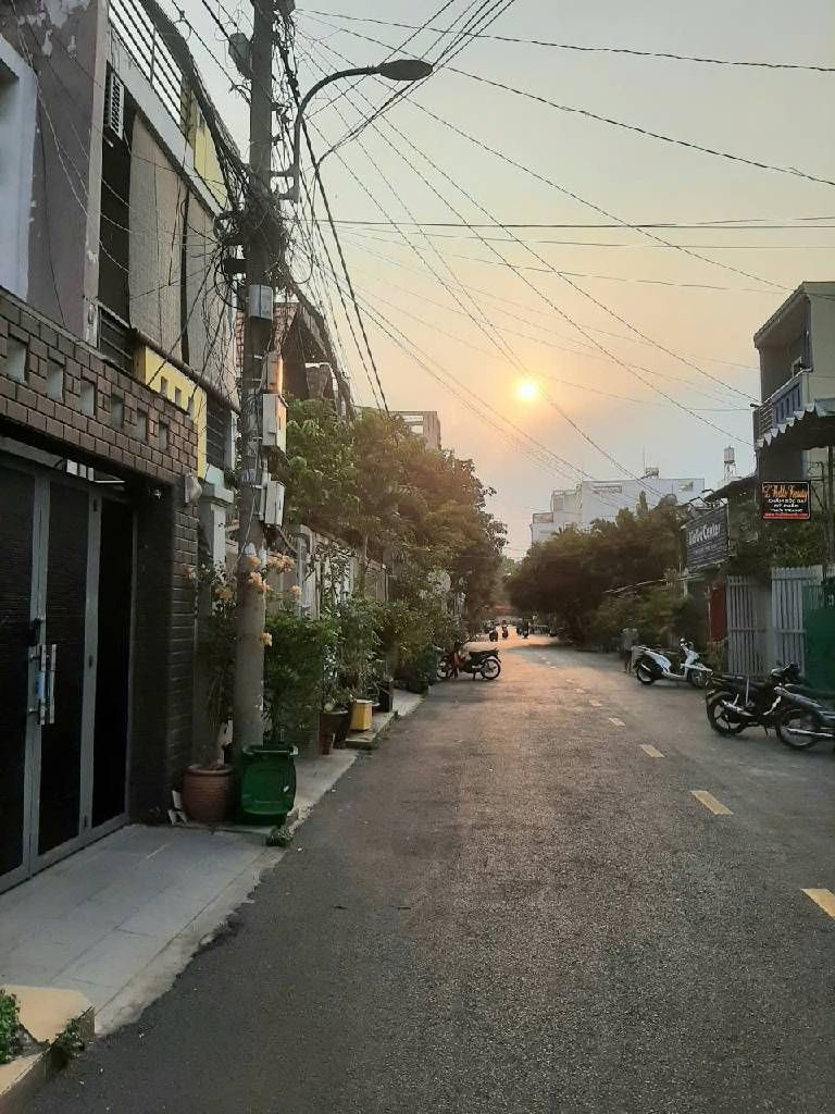 Hẽm xe tăng, mặt tiền hẽm kinh doanh, có hầm, sổ hoàng công đủ