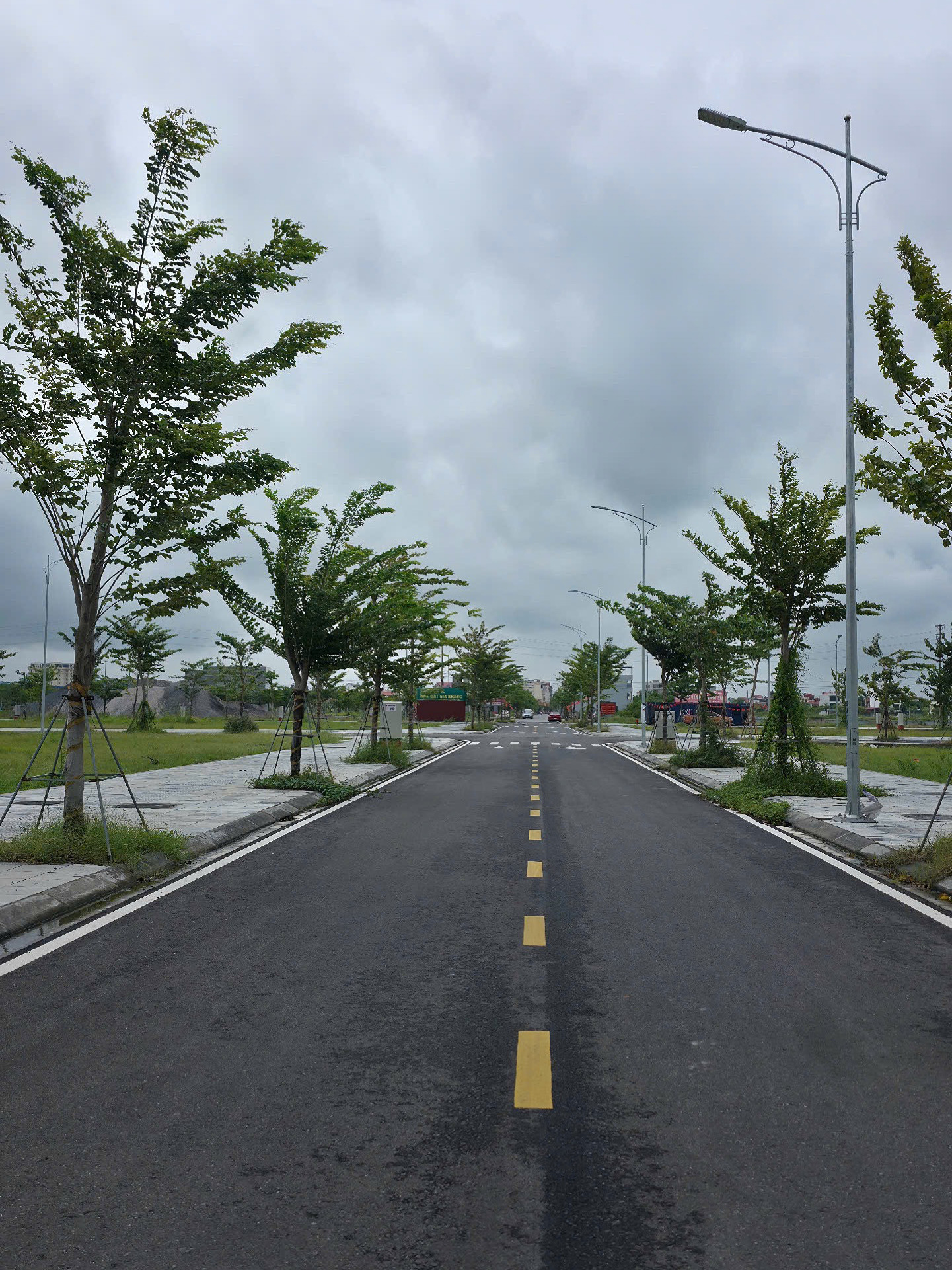 Lô đất trục đường thông ra QL38, chợ Hòa Mạc nằm trong khu đô thị chợ ...